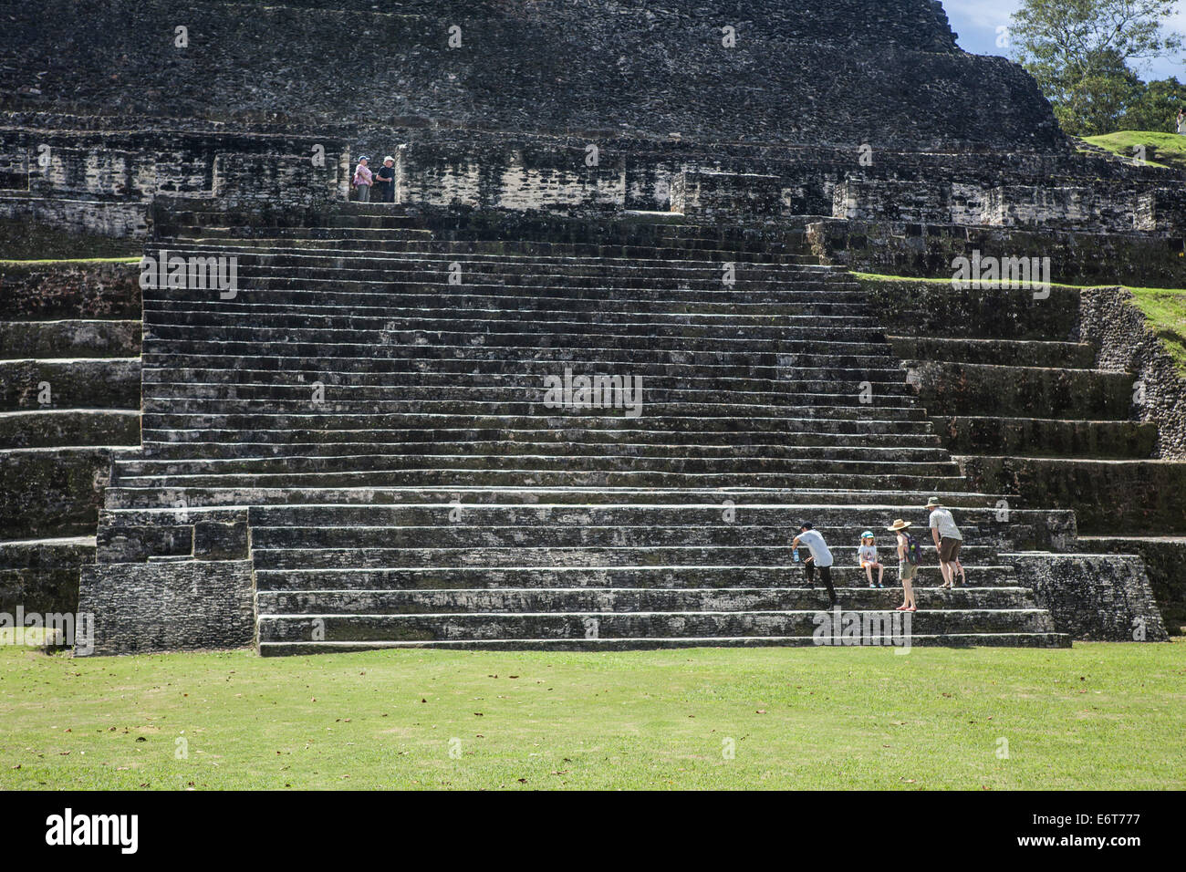El castillo pyramid xunantunich caribbean hi-res stock photography and ...