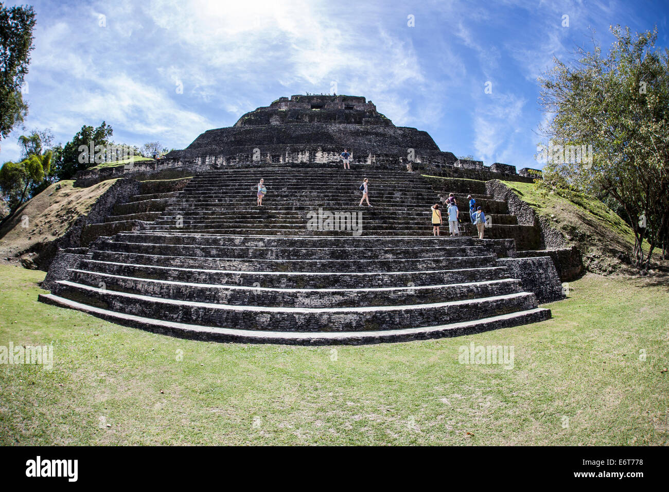El castillo pyramid xunantunich caribbean hi-res stock photography and ...