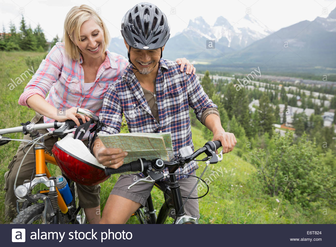 Two people reading map hi-res stock photography and images - Alamy