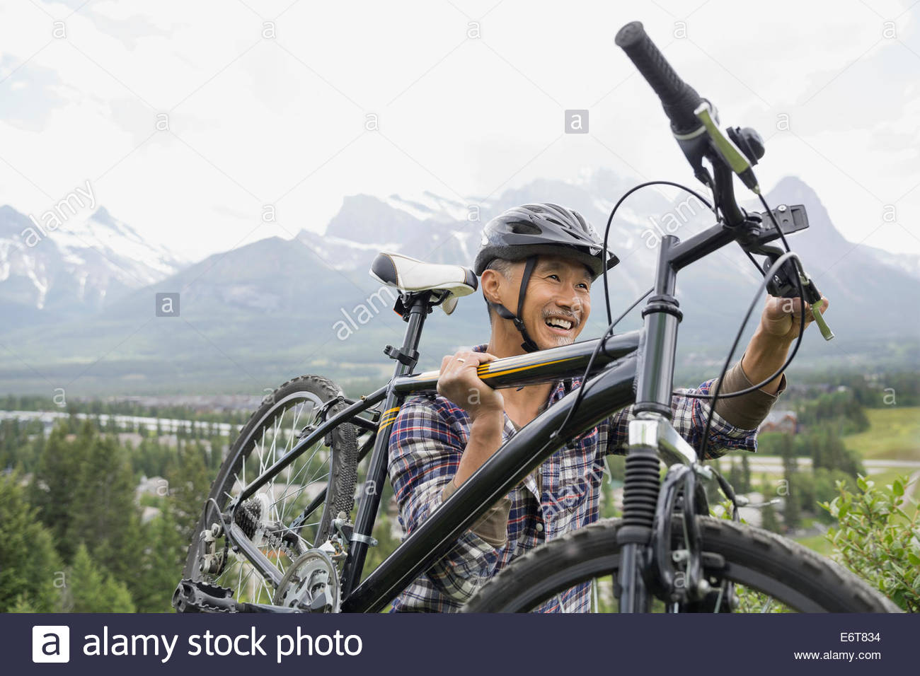 Man mature mountain bike hi-res stock photography and images - Alamy