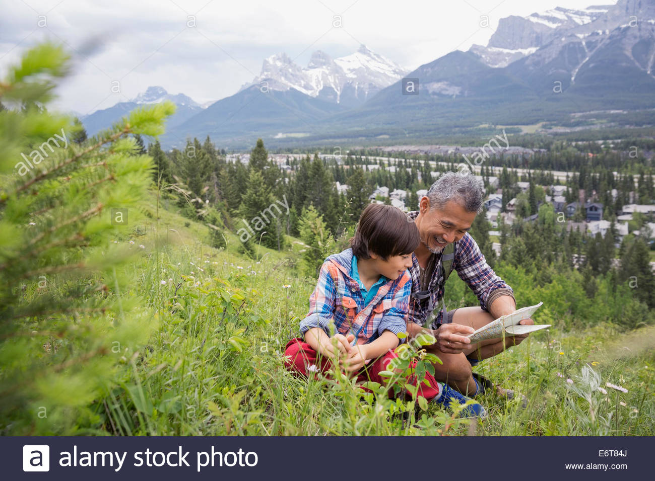 Person reading map hi-res stock photography and images - Alamy