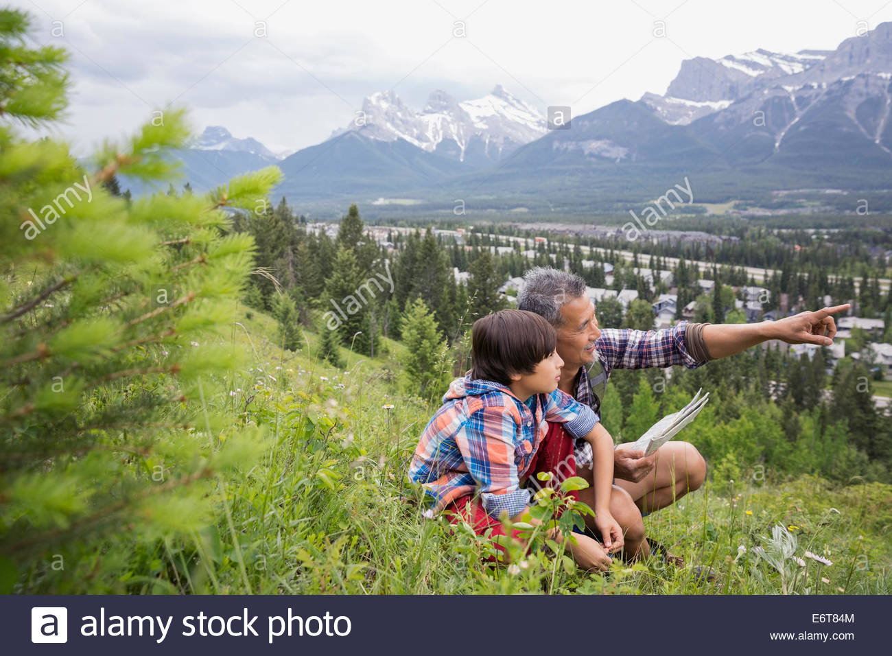 Boy reading map hi-res stock photography and images - Alamy