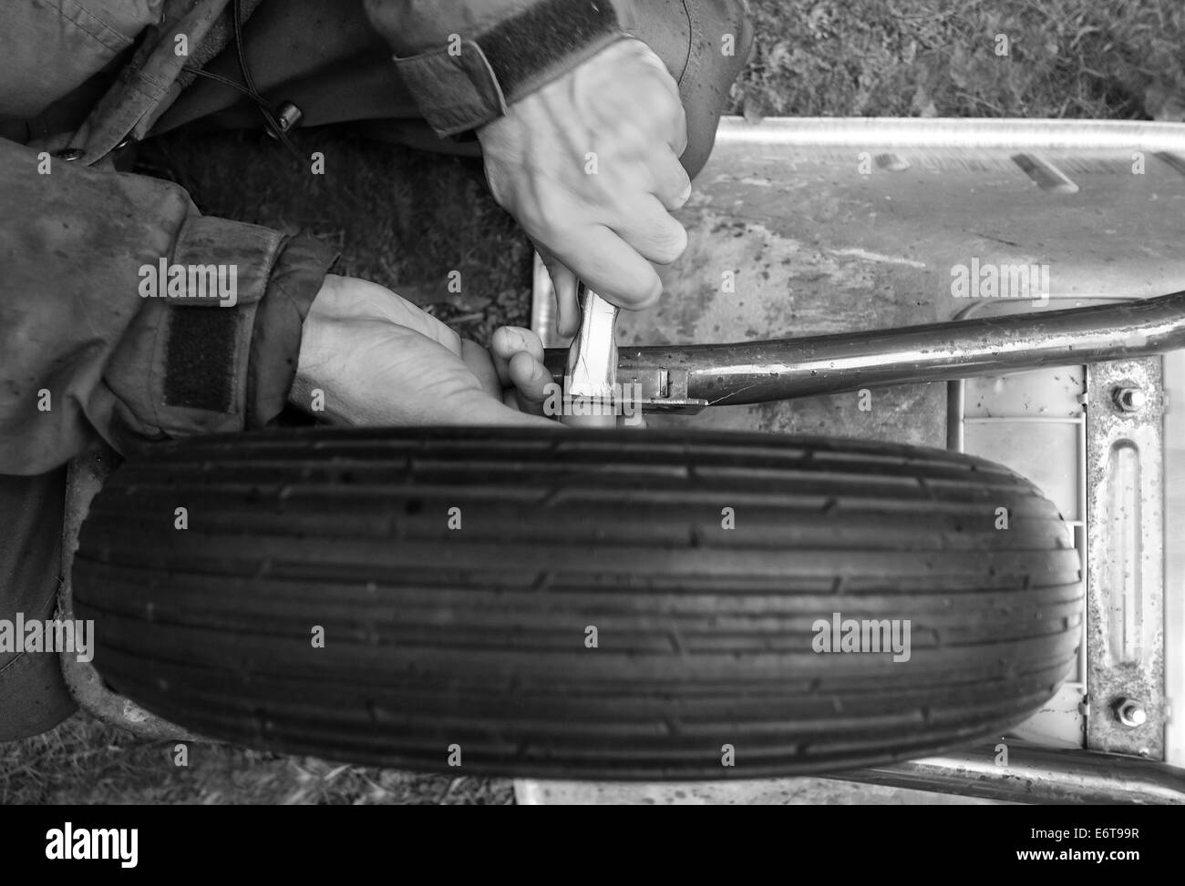 Hands Of Mechanic Stock Photo - Alamy