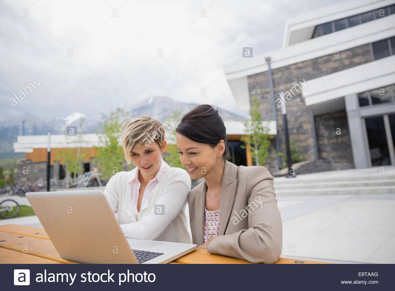 Women outside office hi-res stock photography and images - Alamy