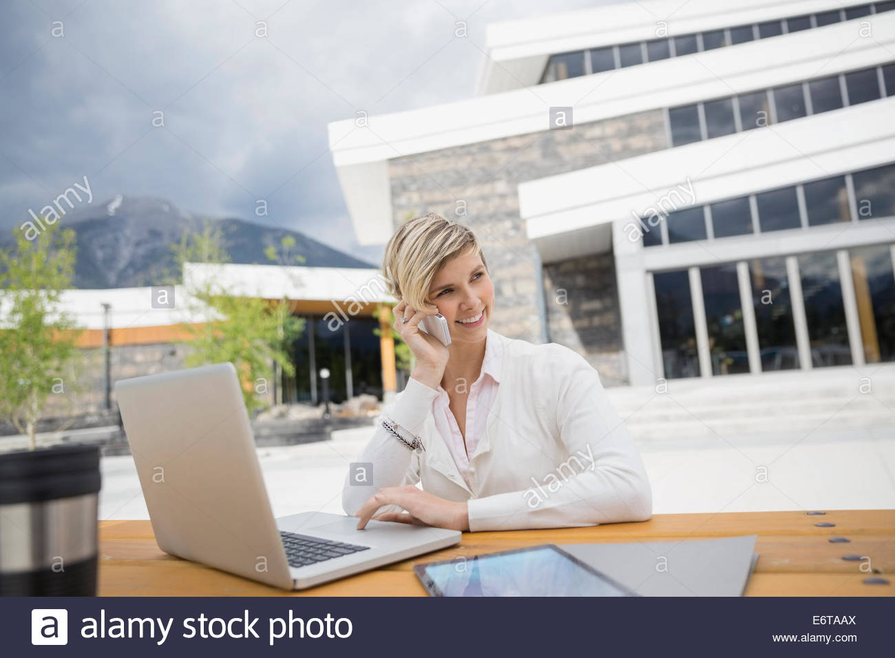 Women working outside hi-res stock photography and images - Alamy