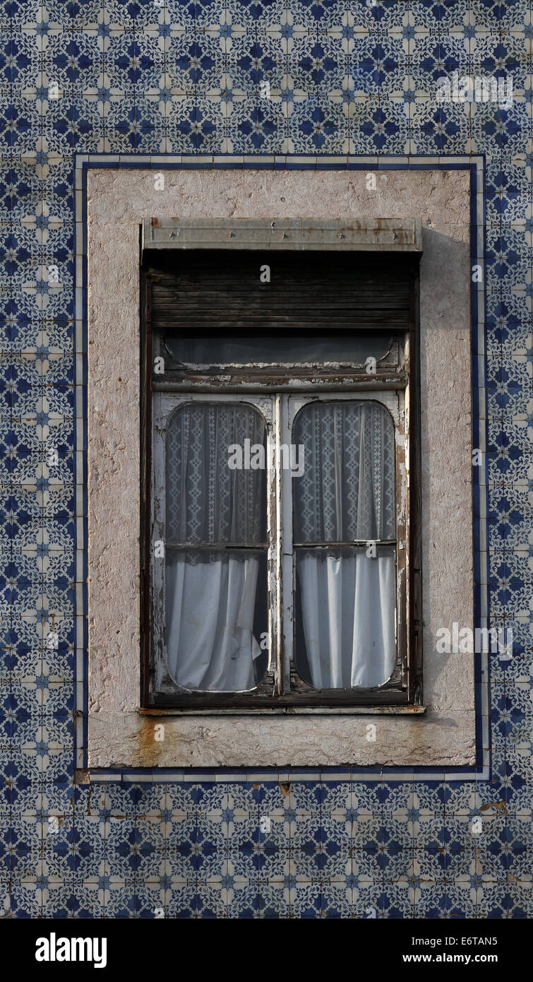Portuguese window hi-res stock photography and images - Alamy
