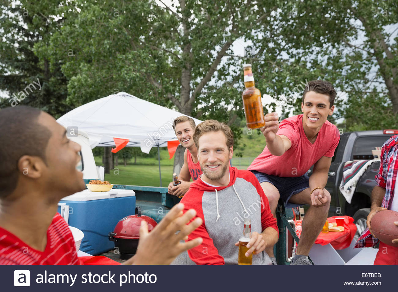 Men drinking beer outdoors hi-res stock photography and images - Alamy