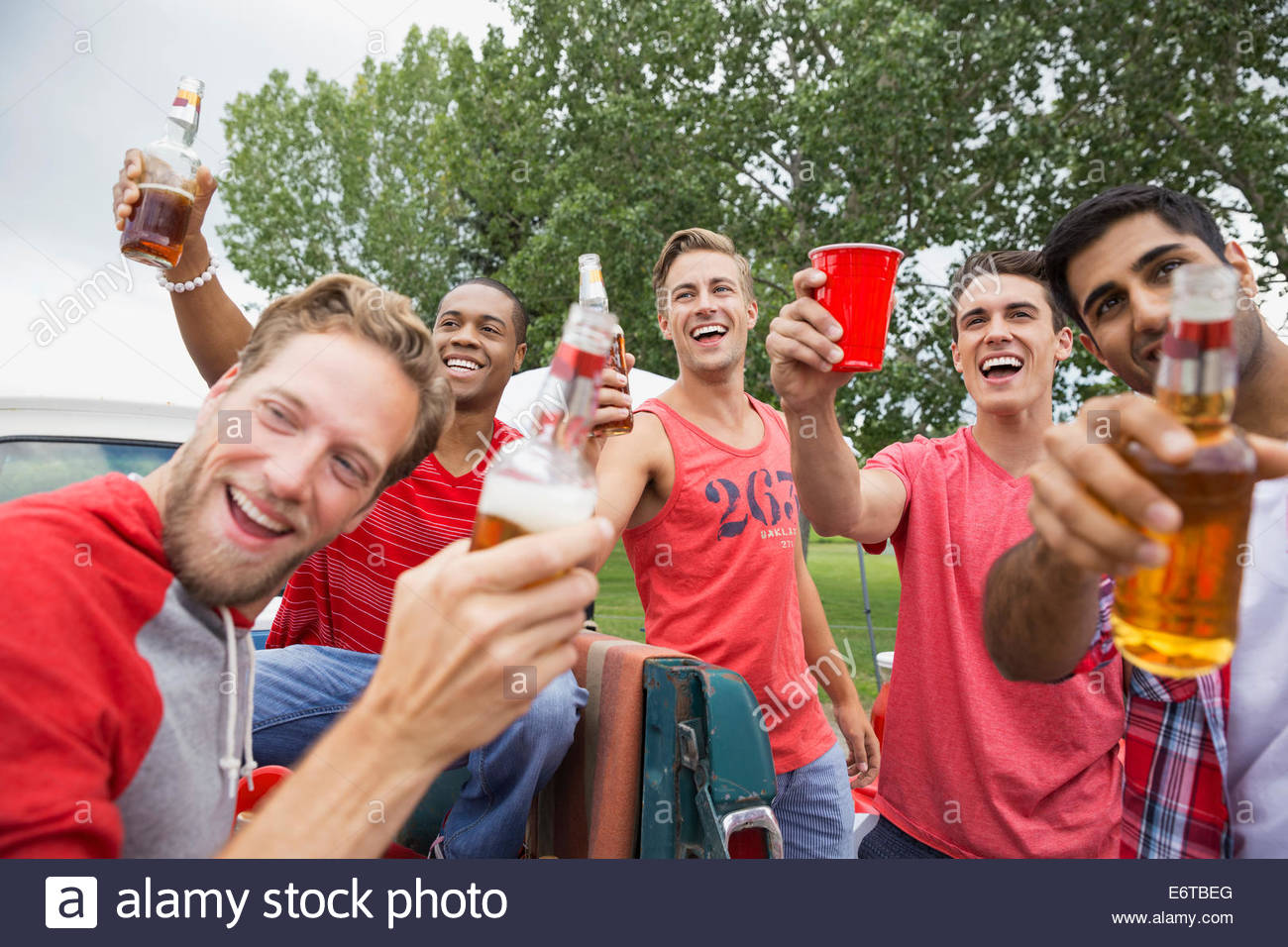 Men barbecue hi-res stock photography and images - Alamy