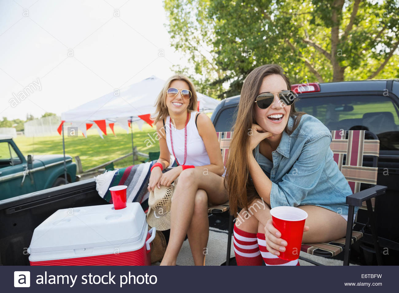 Women tailgating hi-res stock photography and images - Alamy