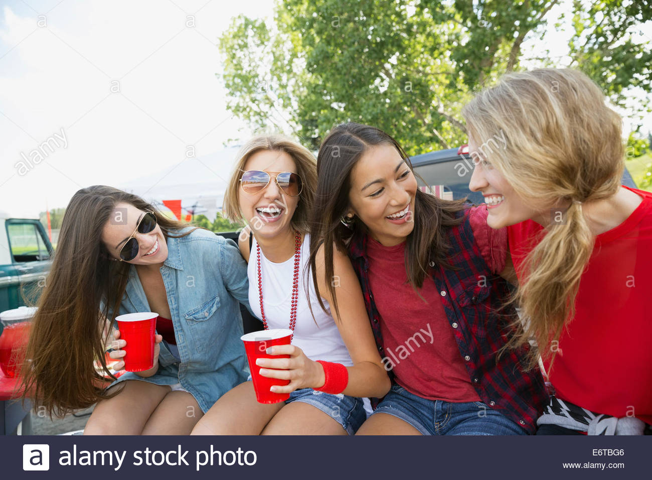 Women laughing together hi-res stock photography and images - Alamy