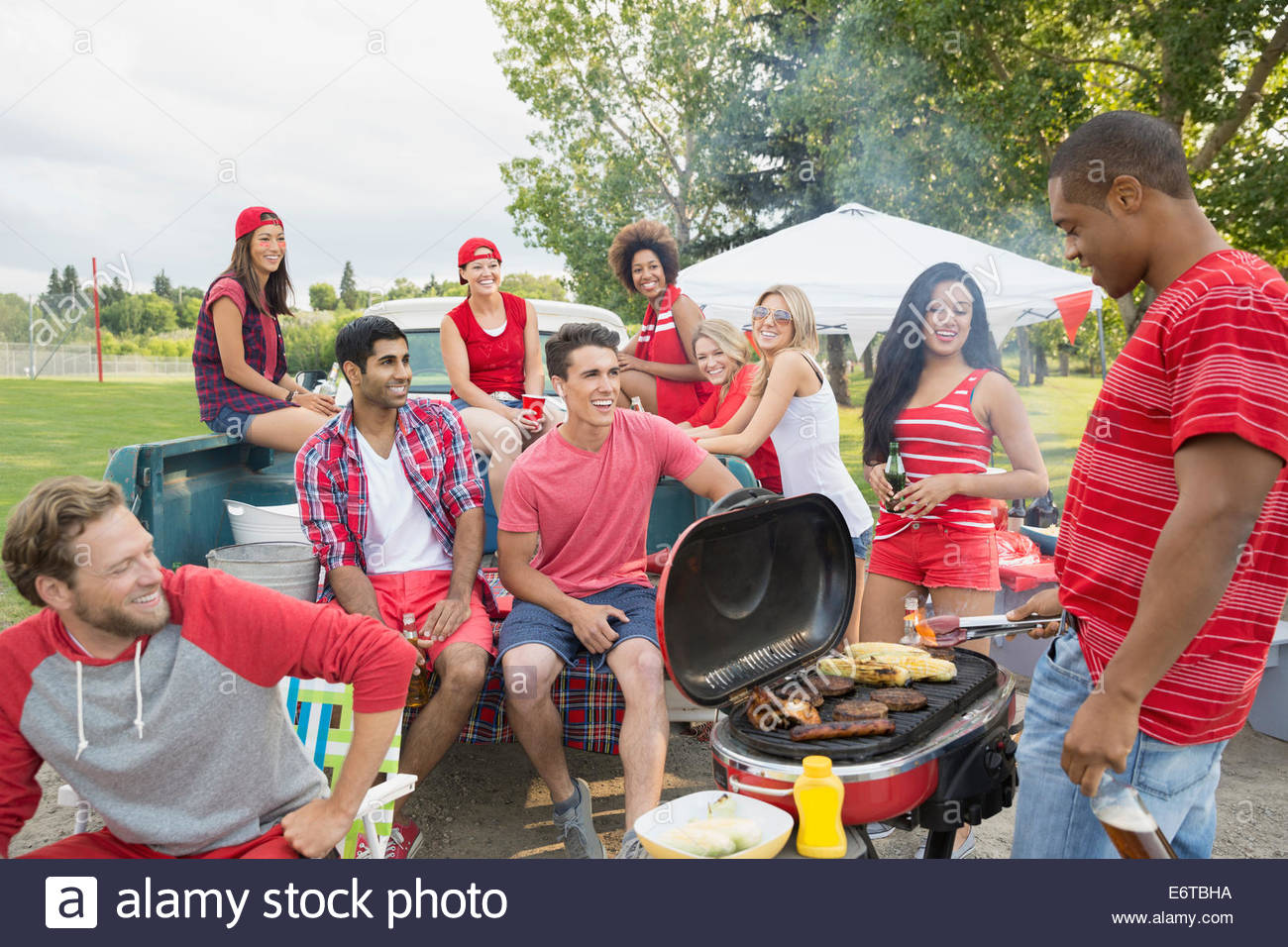 Friends barbecue hispanic hi-res stock photography and images - Alamy