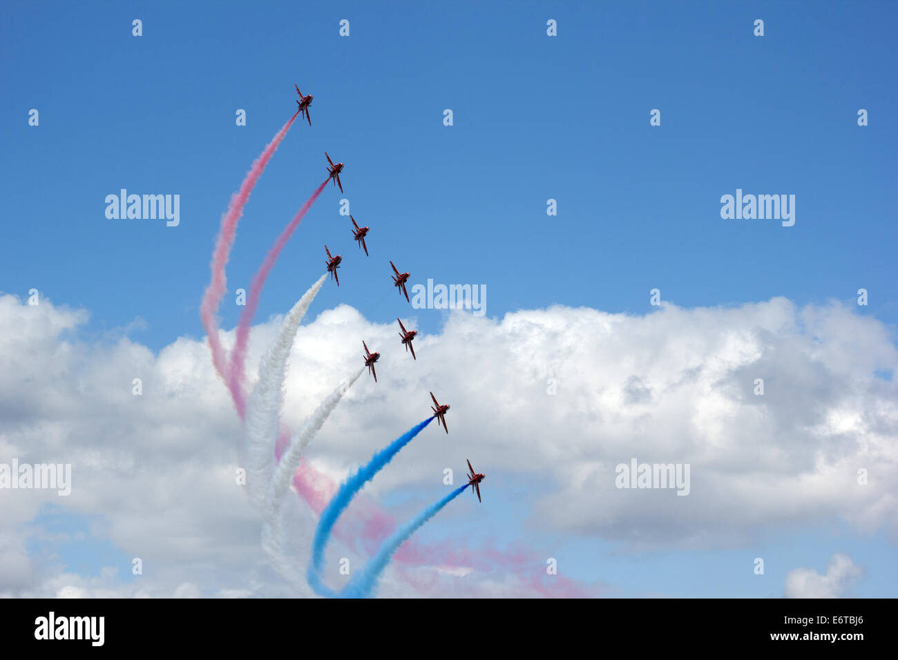 Red arrows flypast hi-res stock photography and images - Alamy
