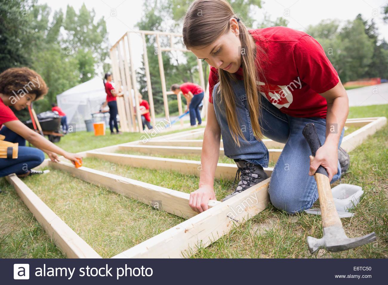 Volunteers charity construction hi-res stock photography and images - Alamy