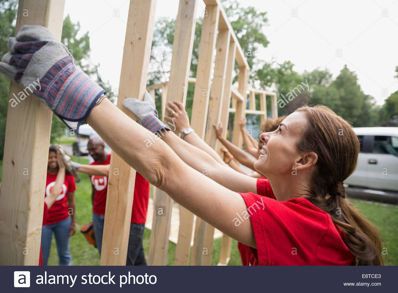 Volunteers charity construction hi-res stock photography and images - Alamy
