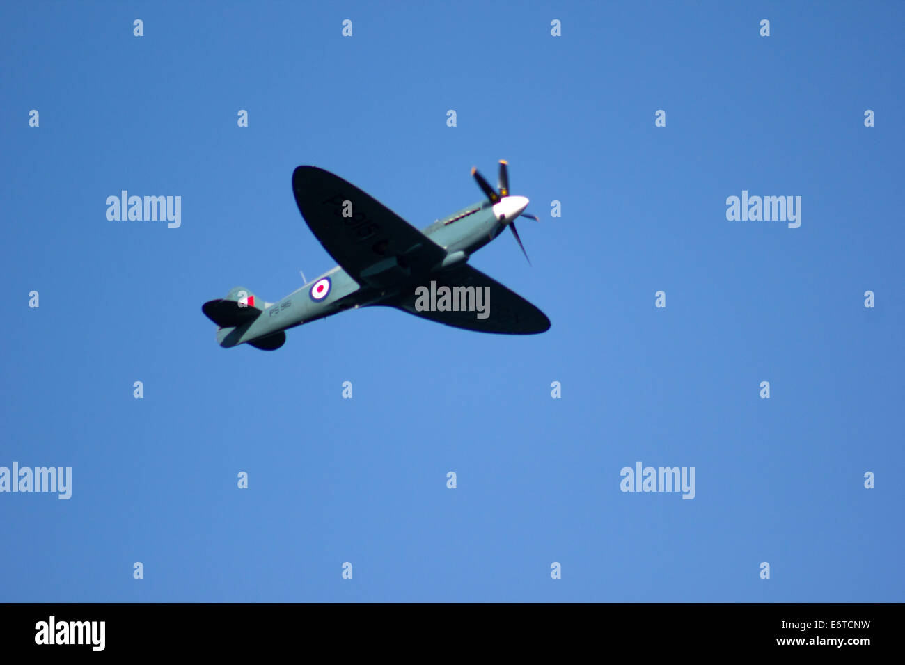 Spitfire flypast ww2 fighter hi-res stock photography and images - Alamy