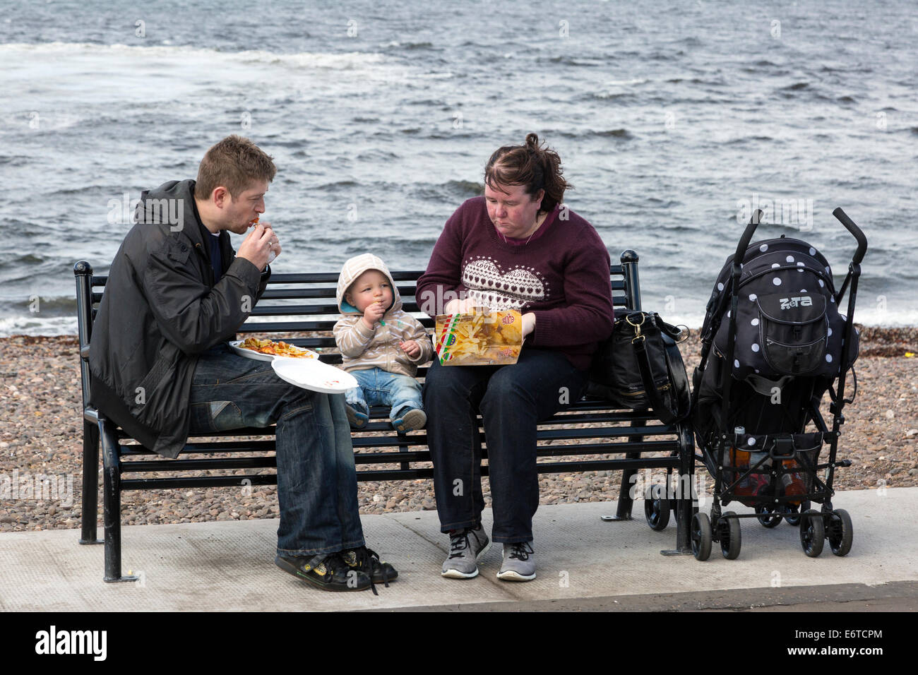 Family seaside hi-res stock photography and images - Alamy