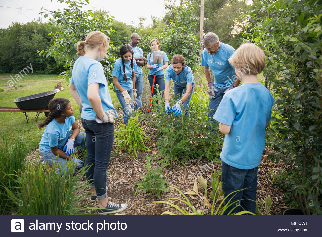Community volunteers hi-res stock photography and images - Alamy