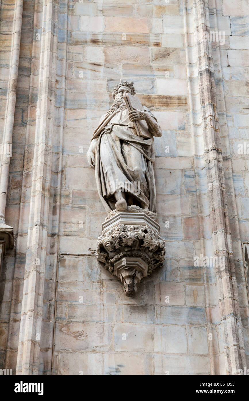Milan duomo statue hi-res stock photography and images - Alamy