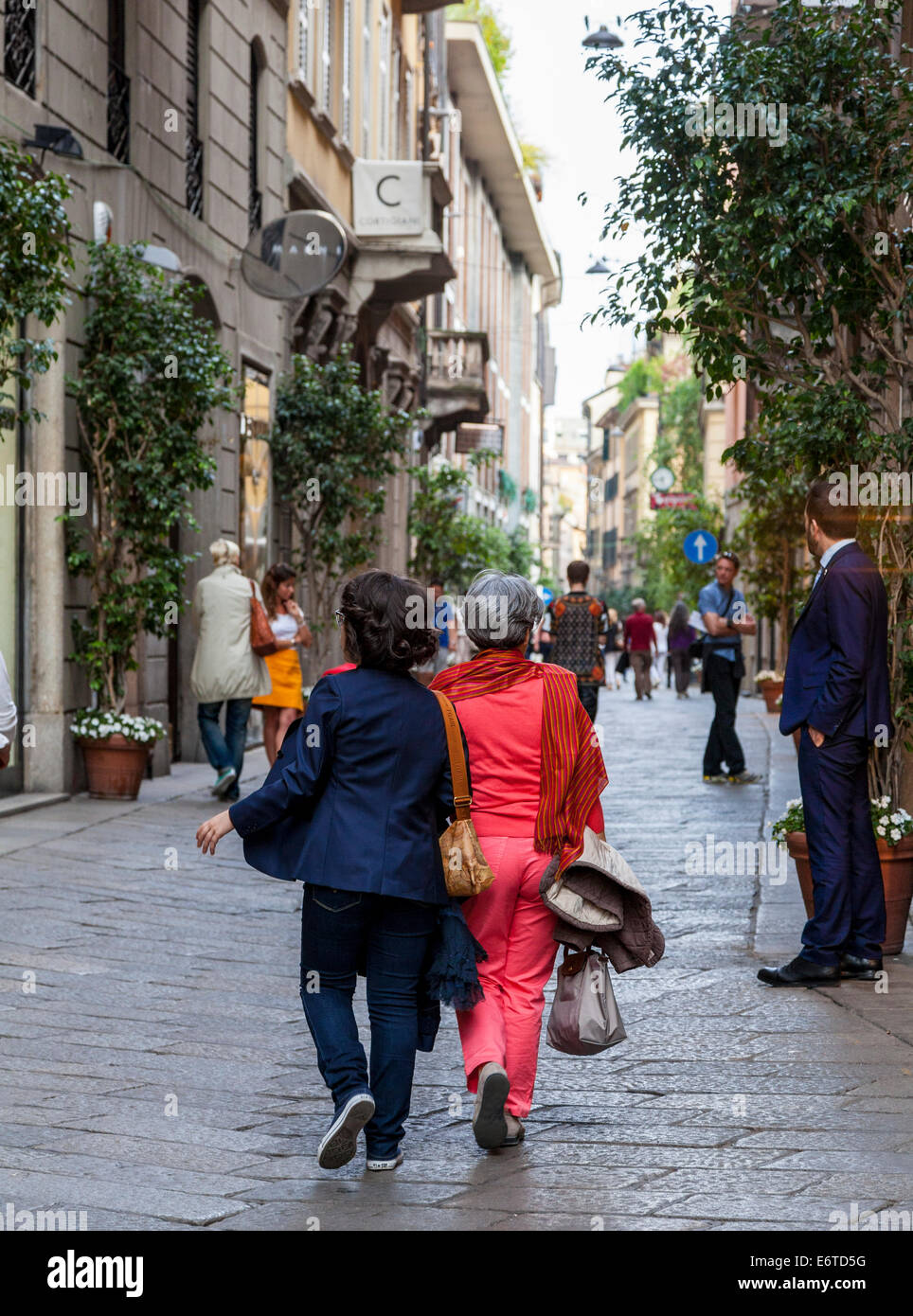 High class shops and shoppers in Milan's Quadrilatero d’Oro - golden ...