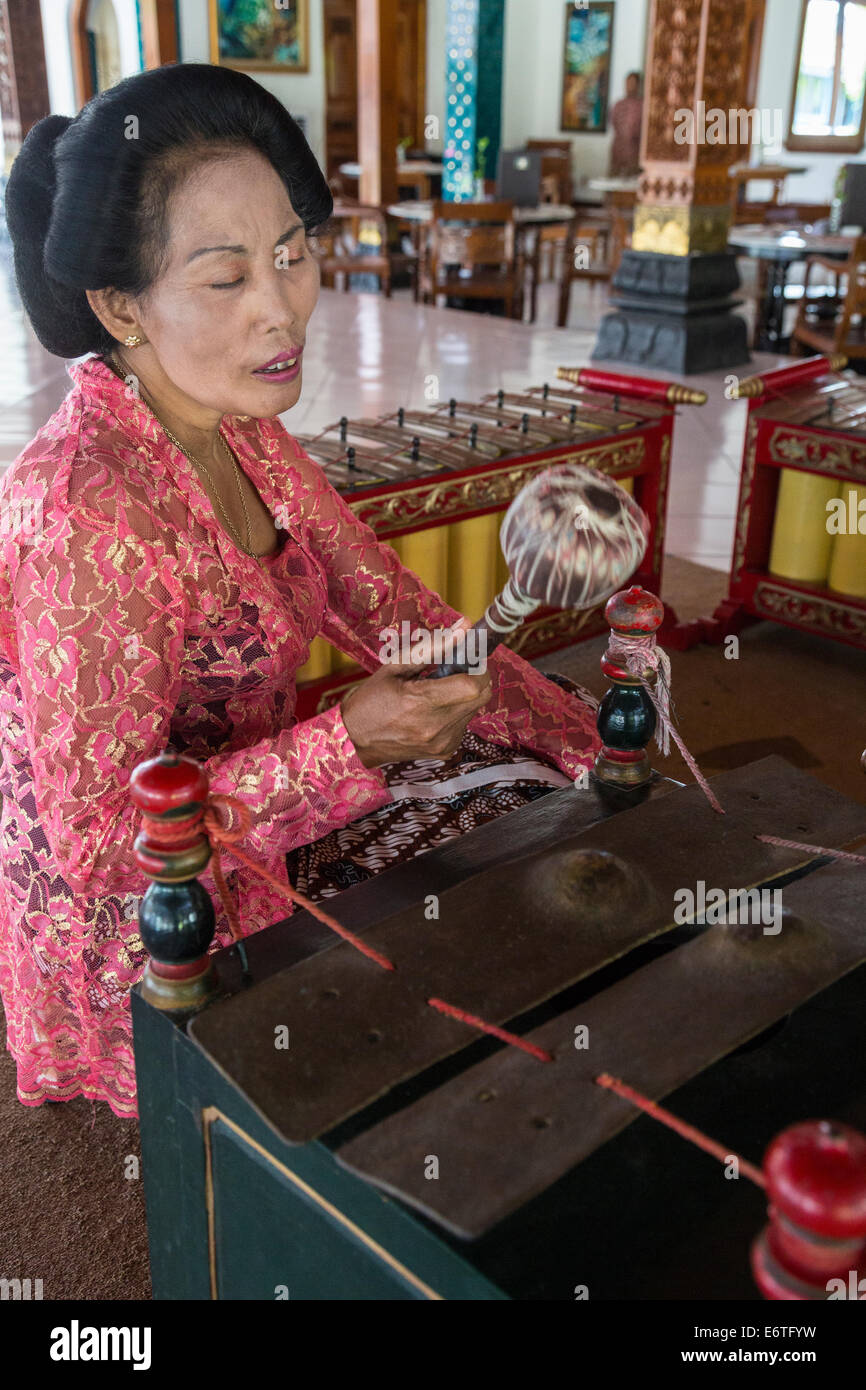 Javanese woman hi-res stock photography and images - Alamy