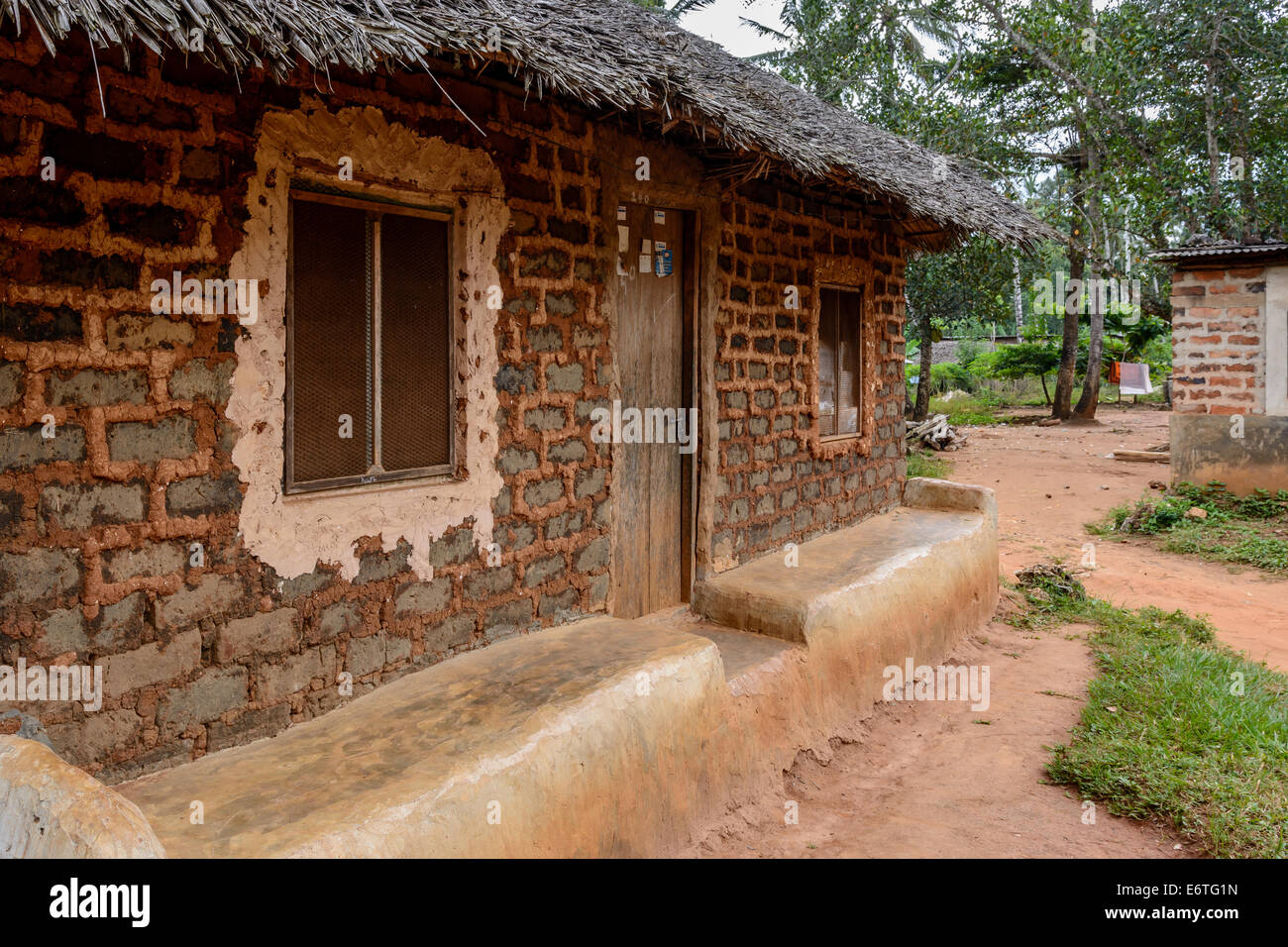 Africa mud house hi-res stock photography and images - Alamy