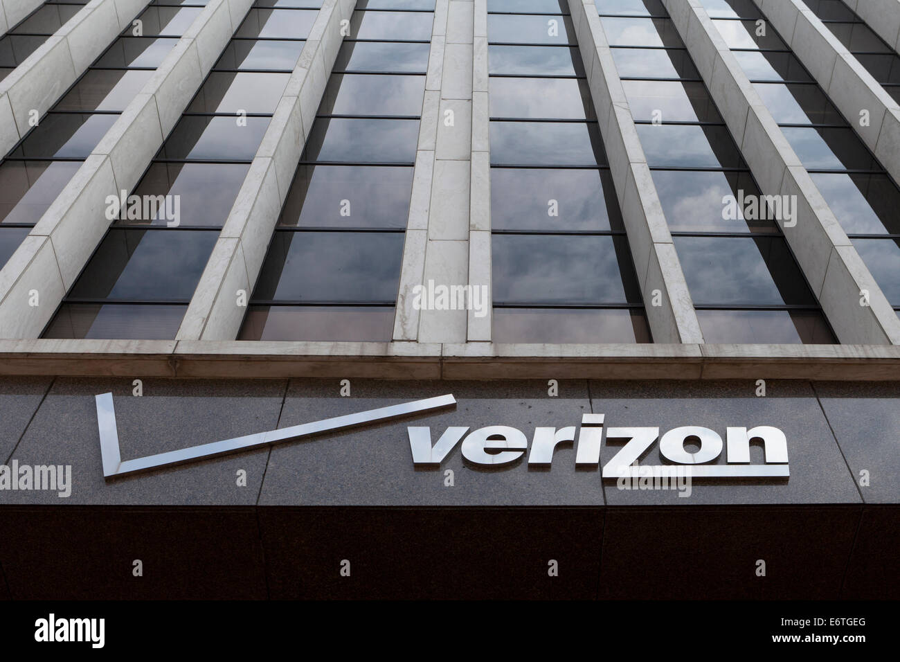 Verizon sign on building - Washington, DC USA Stock Photo - Alamy