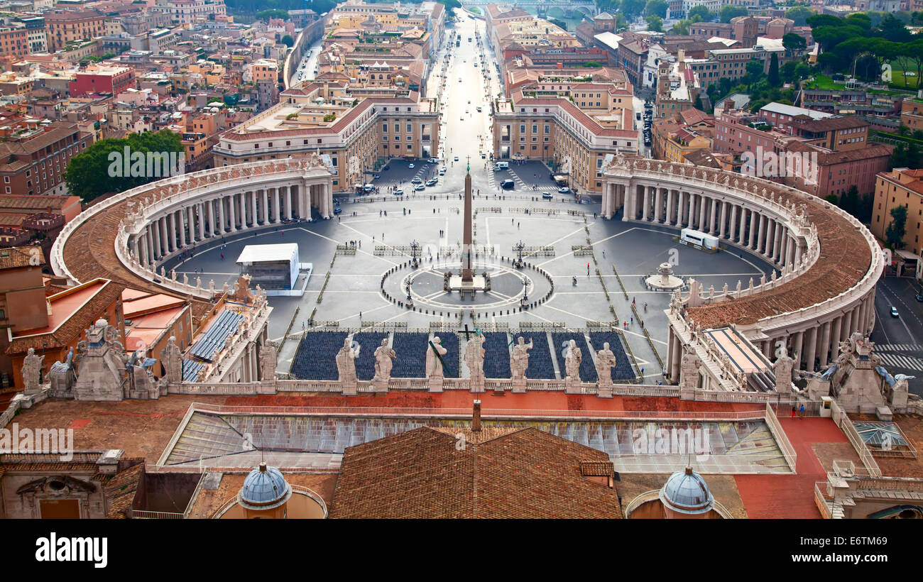 Night illuminated ornate roof structure hi-res stock photography and ...