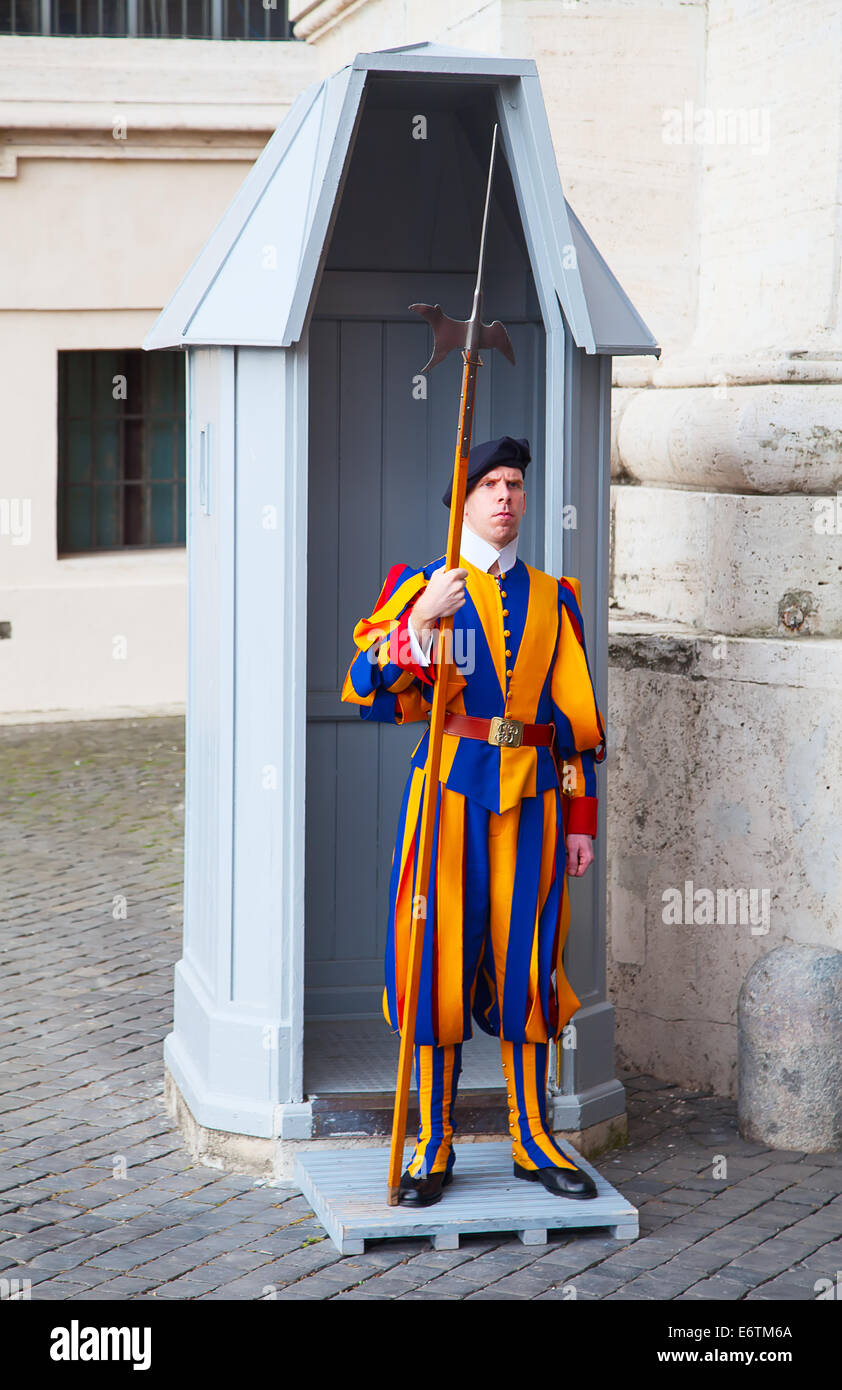Swiss guardsman at st peters basilica hi-res stock photography and ...