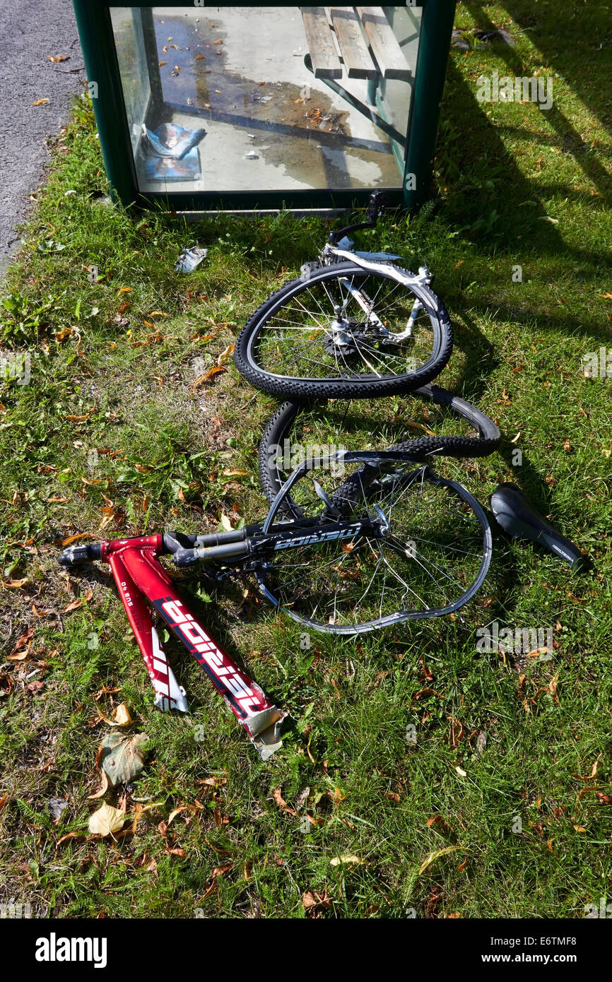 Broken bike chain hi-res stock photography and images - Alamy