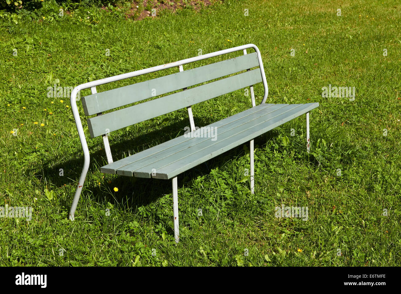 Empty bench hi-res stock photography and images - Alamy