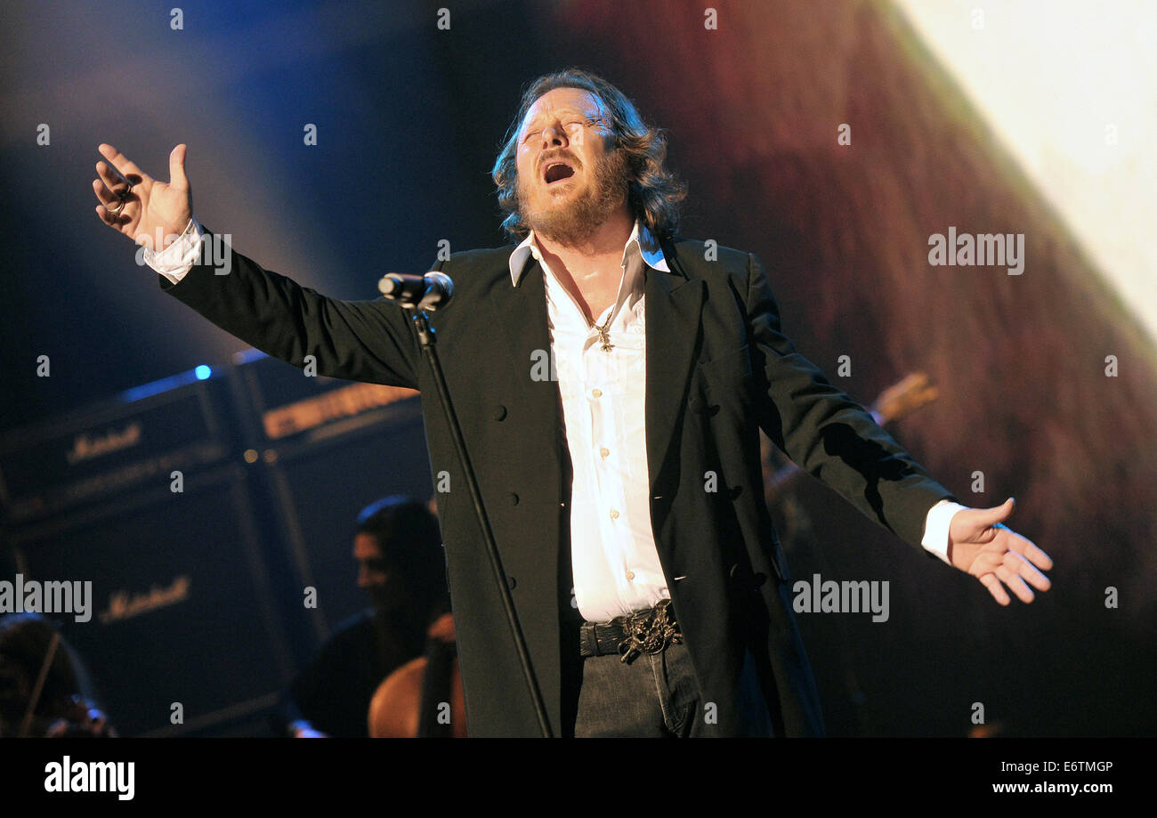 Fluessen, Germany. 30th Aug, 2014. Italian singer Zucchero performs ...
