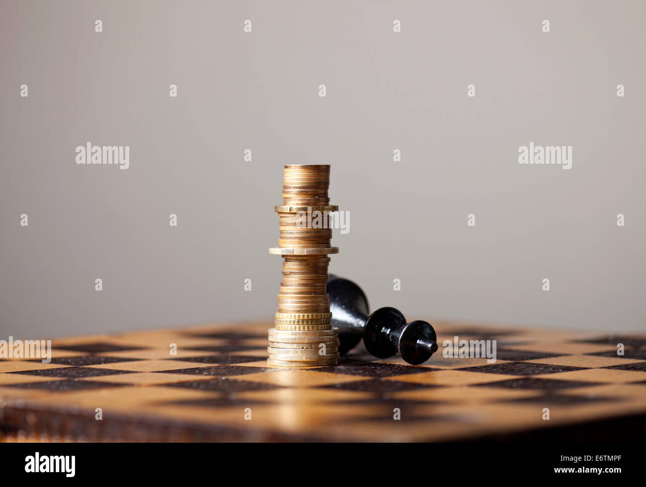 King queen chess coins hi-res stock photography and images - Alamy