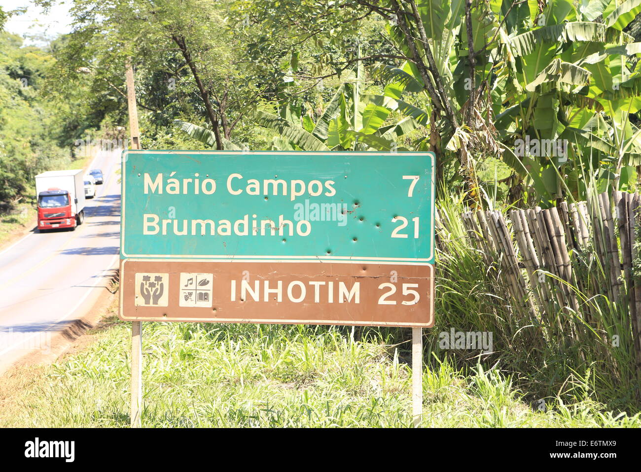Bullet holes in road sign hi-res stock photography and images - Alamy