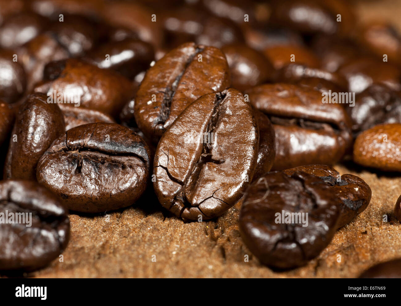 Coffee beans background. Macro picture of many beans Stock Photo - Alamy