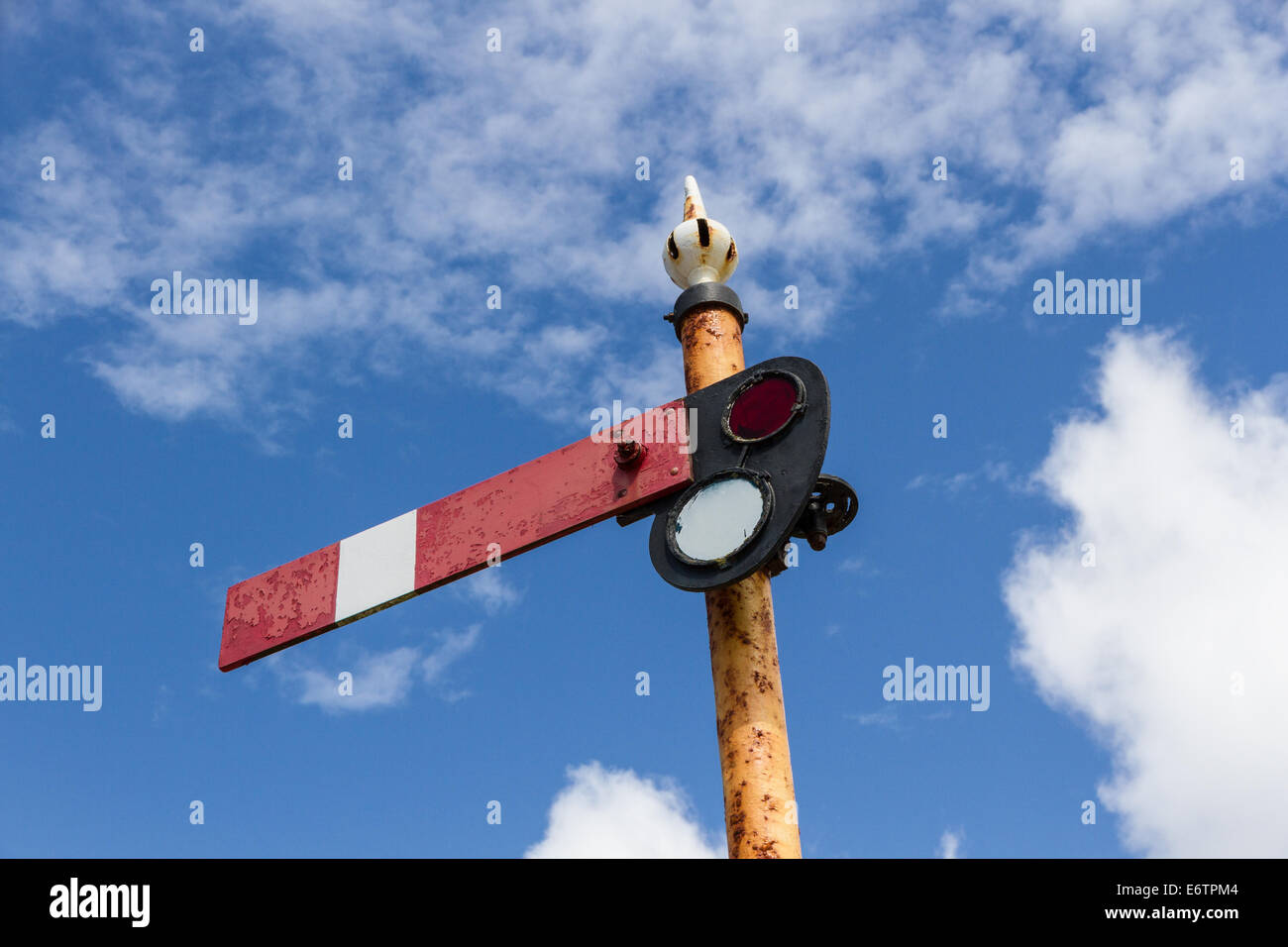 Disused railway signal hi-res stock photography and images - Alamy