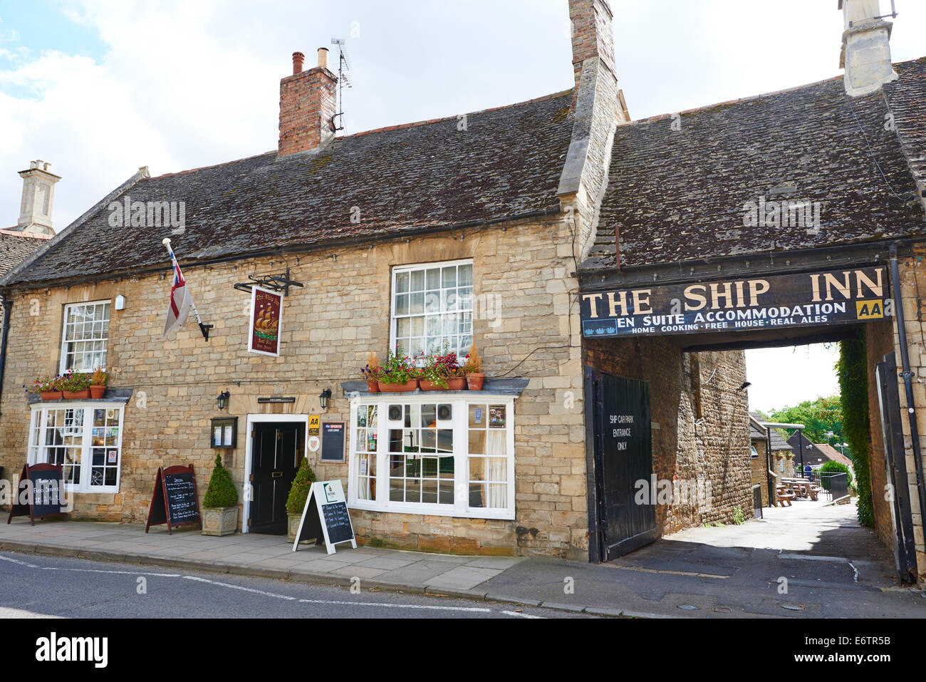 Ship inn 14th century coaching hi-res stock photography and images - Alamy