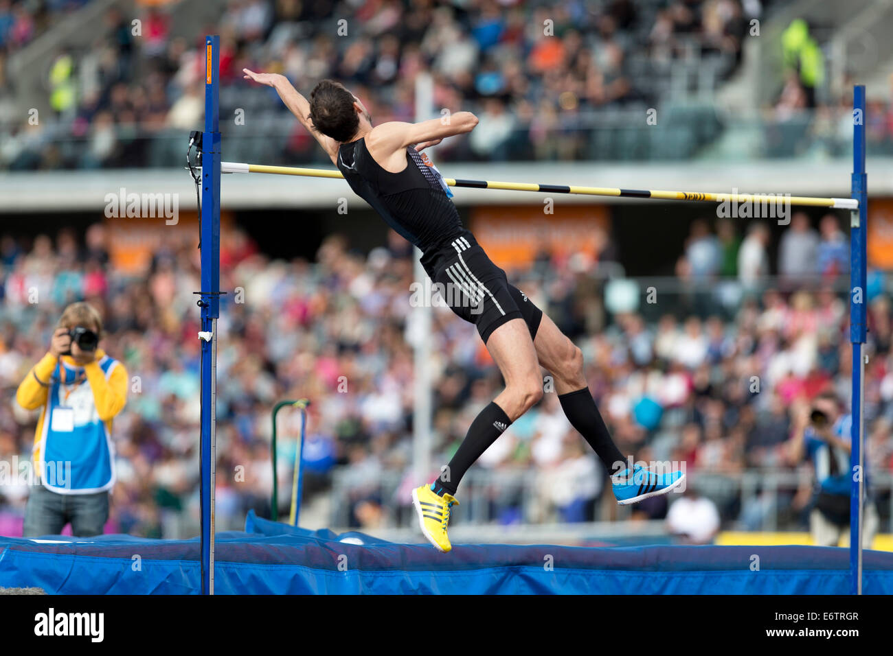 Mens high jump hi-res stock photography and images - Alamy