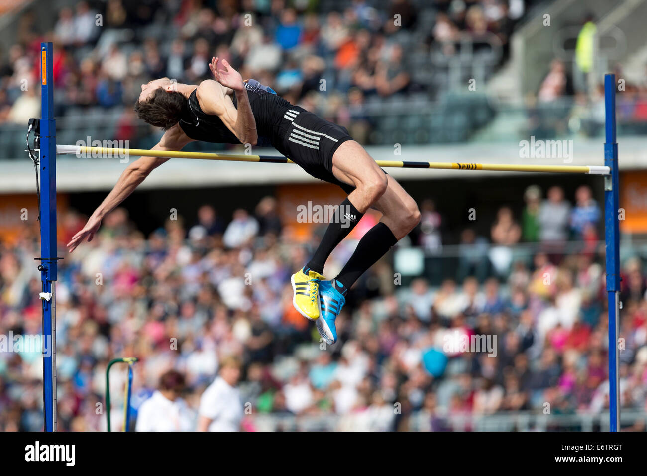 Mens high jump hi-res stock photography and images - Alamy