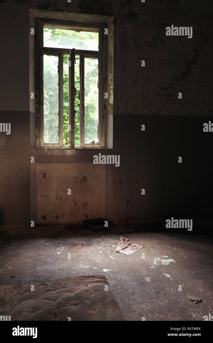 Empty abandoned room hi-res stock photography and images - Alamy