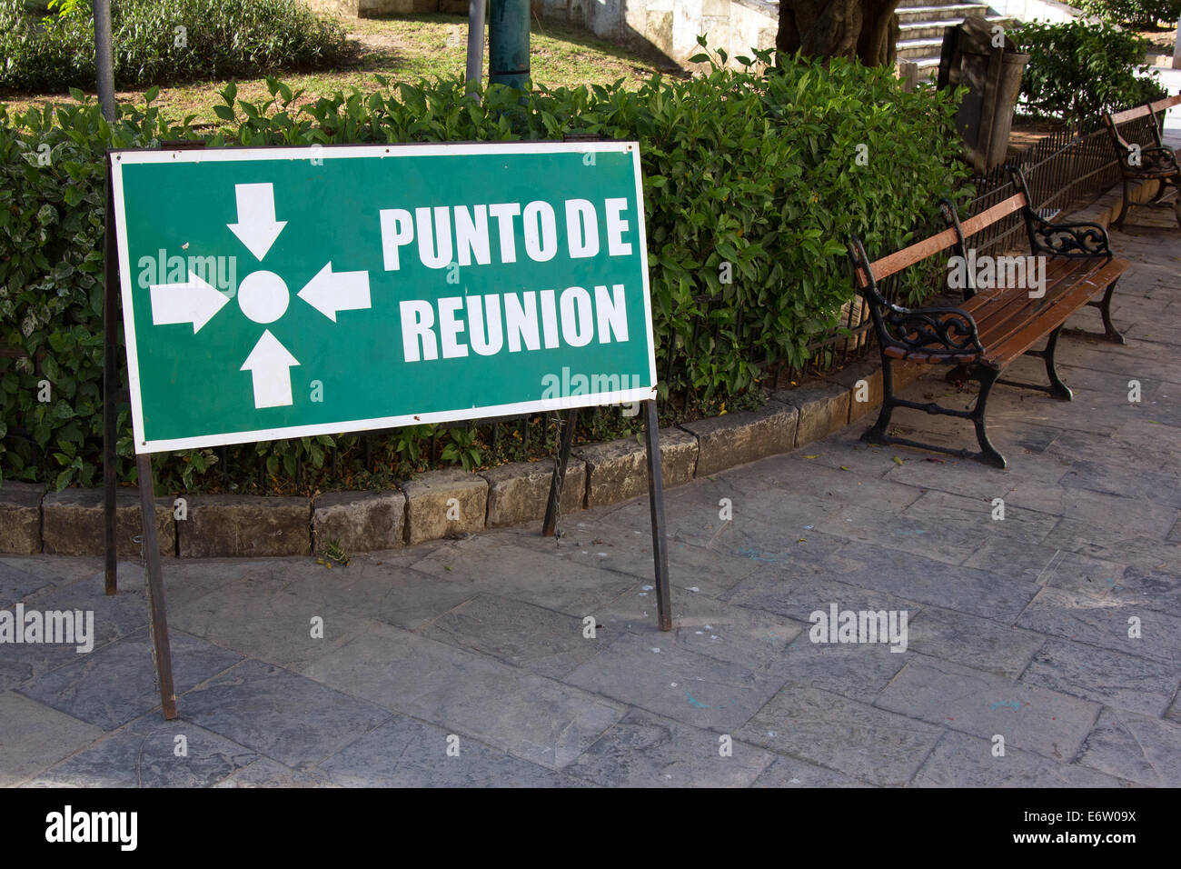 Meeting point sign in Spanish Stock Photo - Alamy