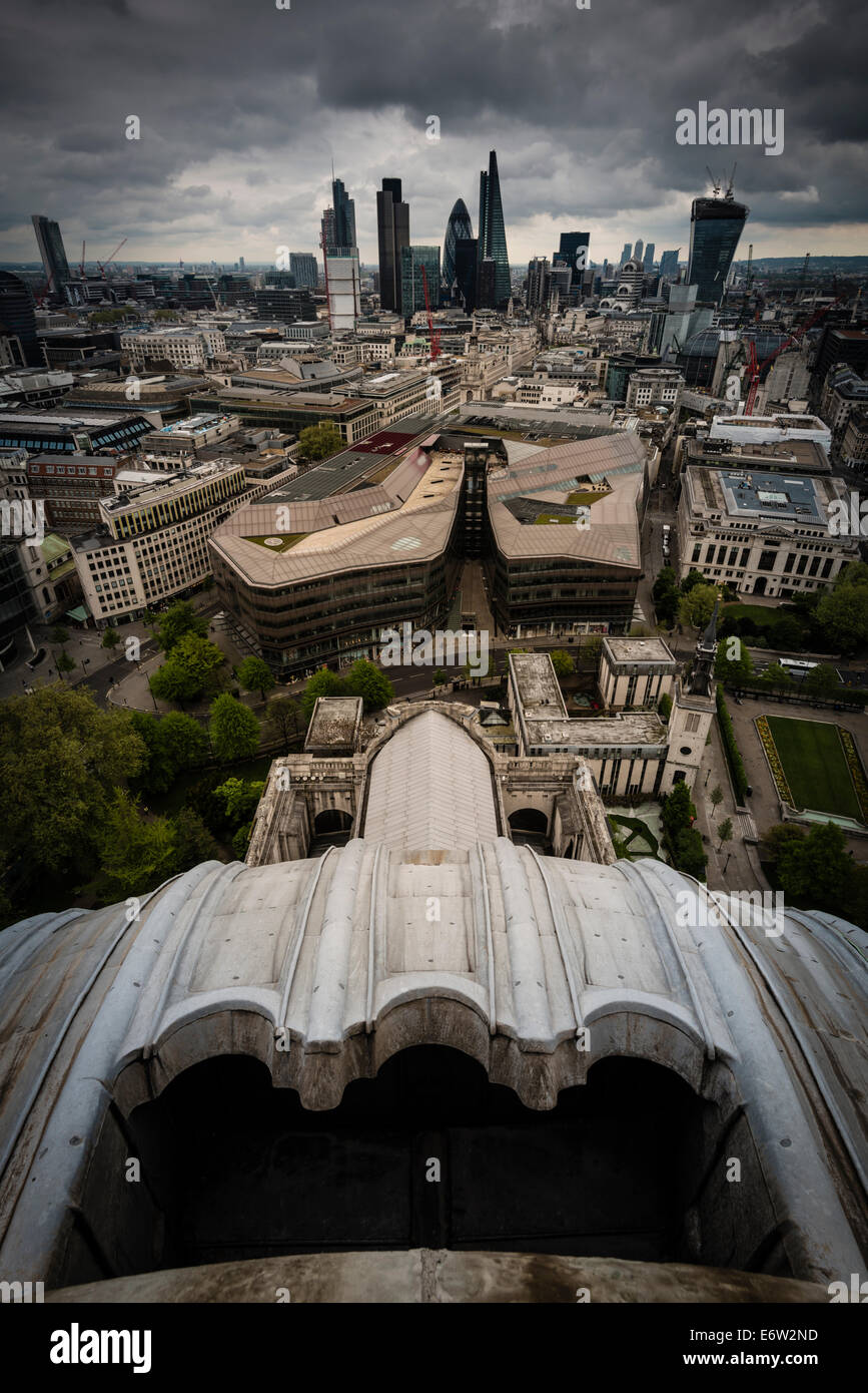 Black clouds over city london hi-res stock photography and images - Alamy