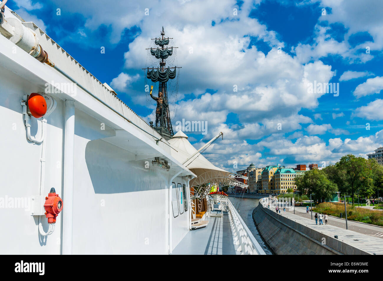 Promenade embankment of Museon park of arts of Moscow Stock Photo - Alamy
