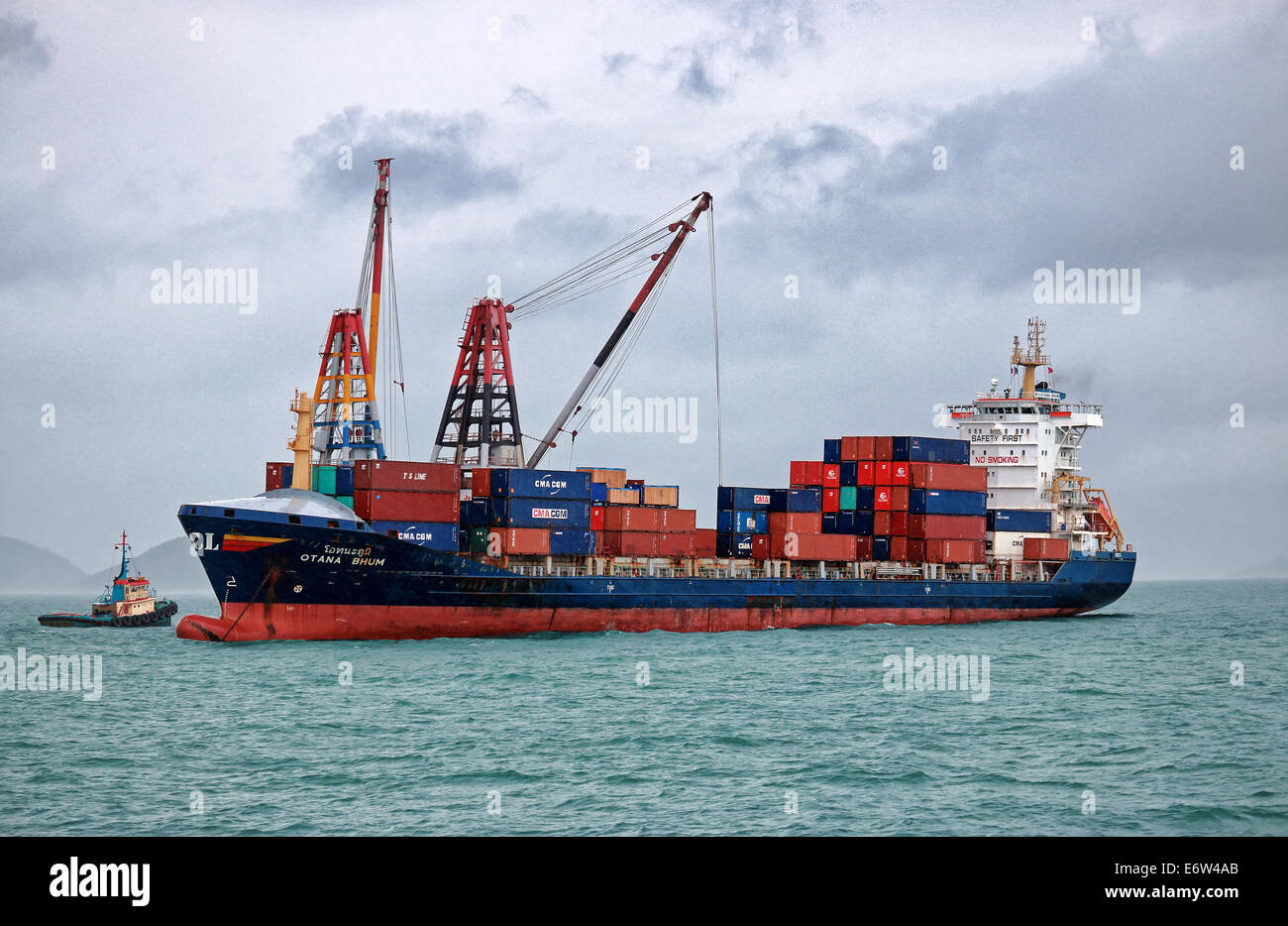 Container Ship Otana Bhum (of Singapore) on a rainy day in Hong Kong Stock Photo - Alamy