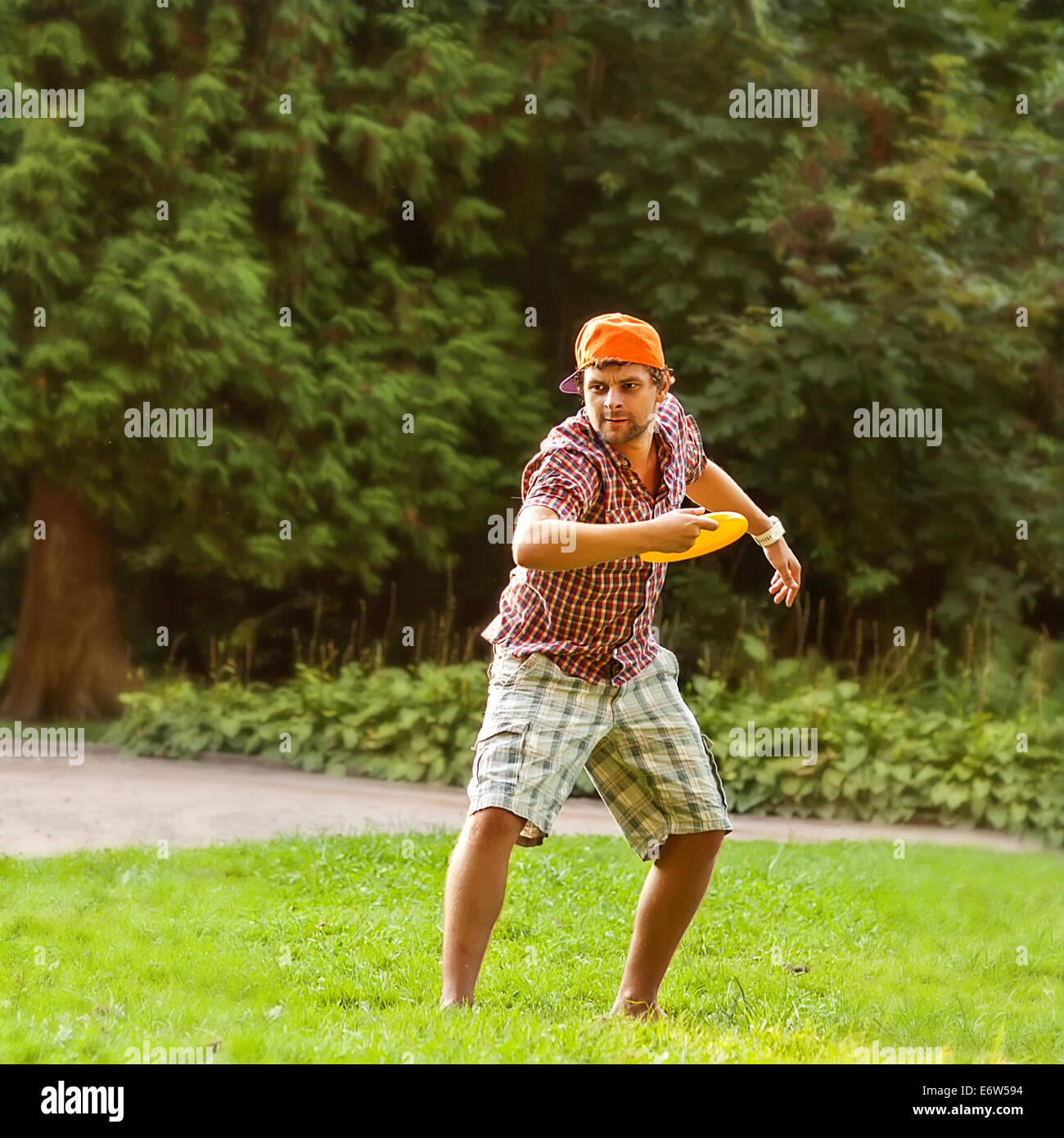 Man throwing frisbee exercise hi-res stock photography and images - Alamy