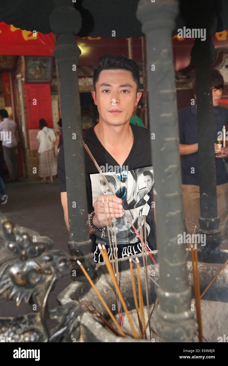 Taipei. 28th Aug, 2014. Actor Wallace Huo prays for high audience ...