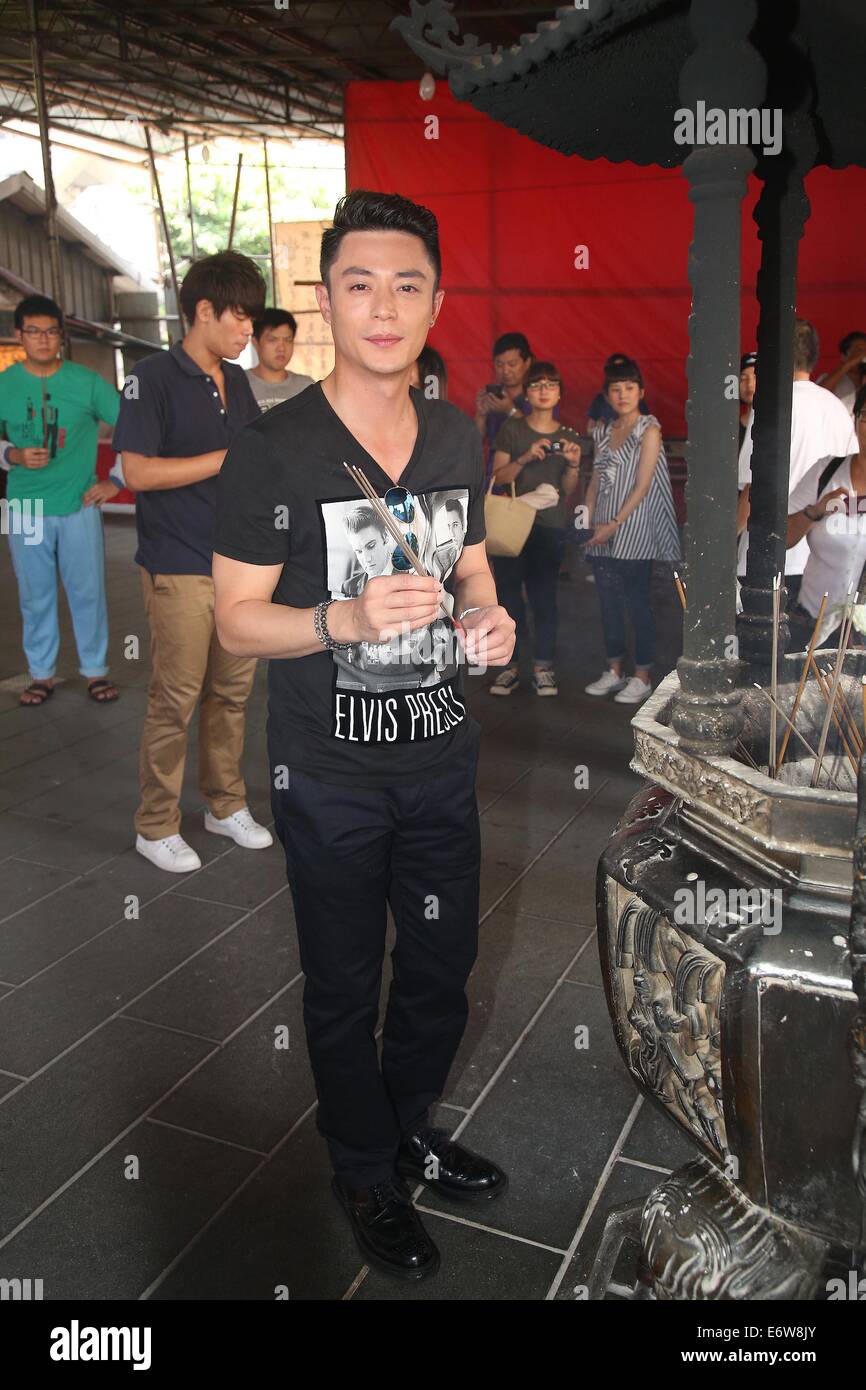 Taipei. 28th Aug, 2014. Actor Wallace Huo prays for high audience ...