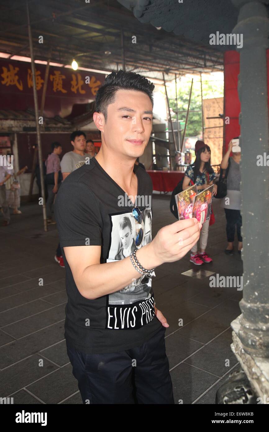 Taipei. 28th Aug, 2014. Actor Wallace Huo prays for high audience ...
