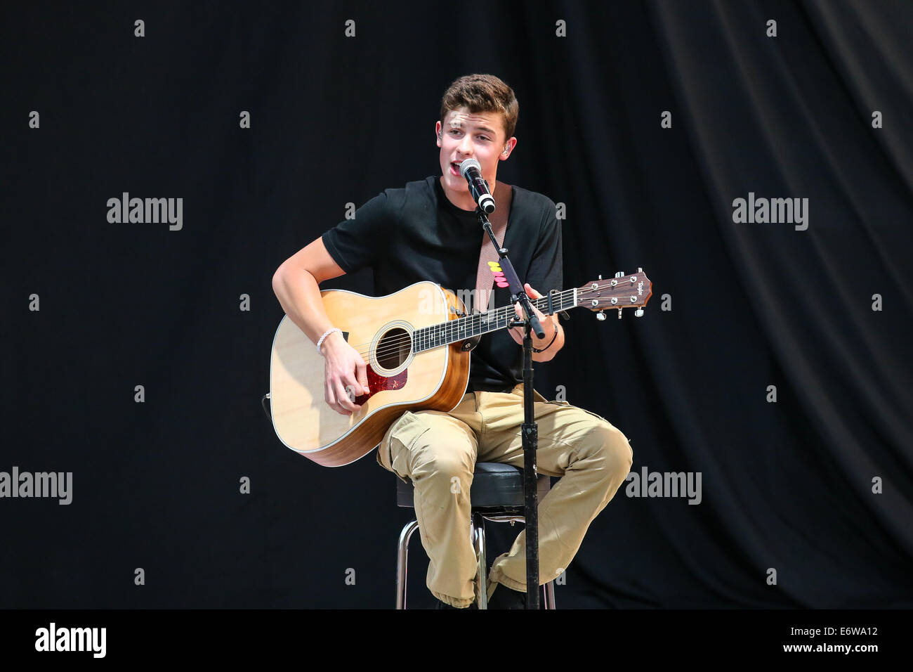 Shawn peter raul mendes hi-res stock photography and images - Alamy