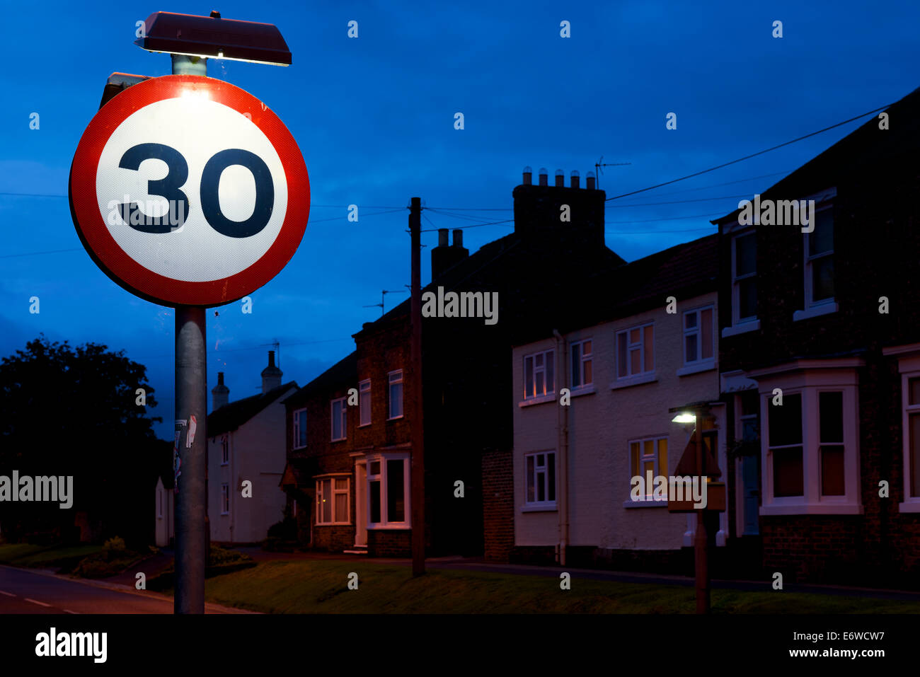 30mph sign hi-res stock photography and images - Alamy