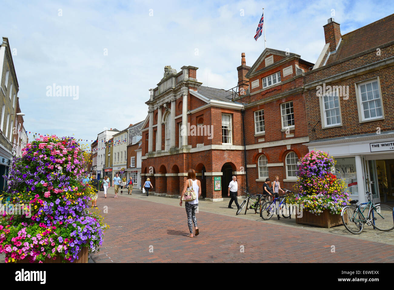 Chichester shopping centre street hi-res stock photography and images ...